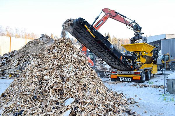 TANA mobile waste shredder, landfill compactors