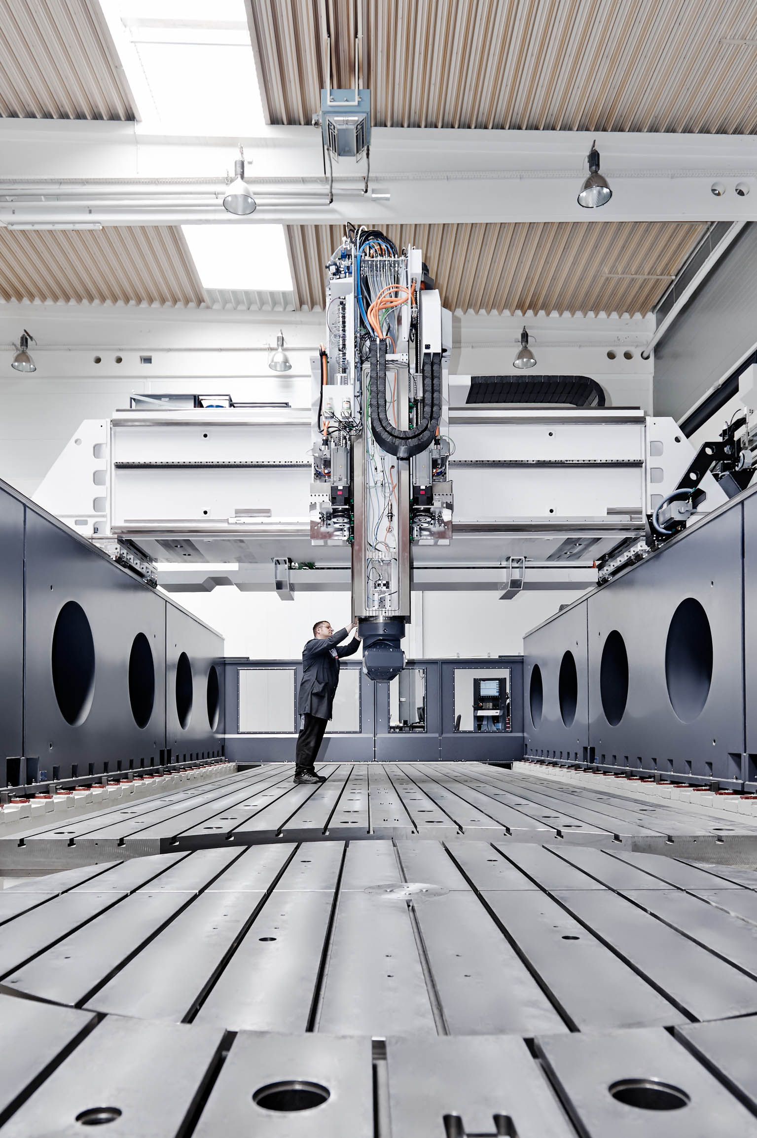First gantry milling machine with dynamic toolchanger - EXPO21XX.com NEWS